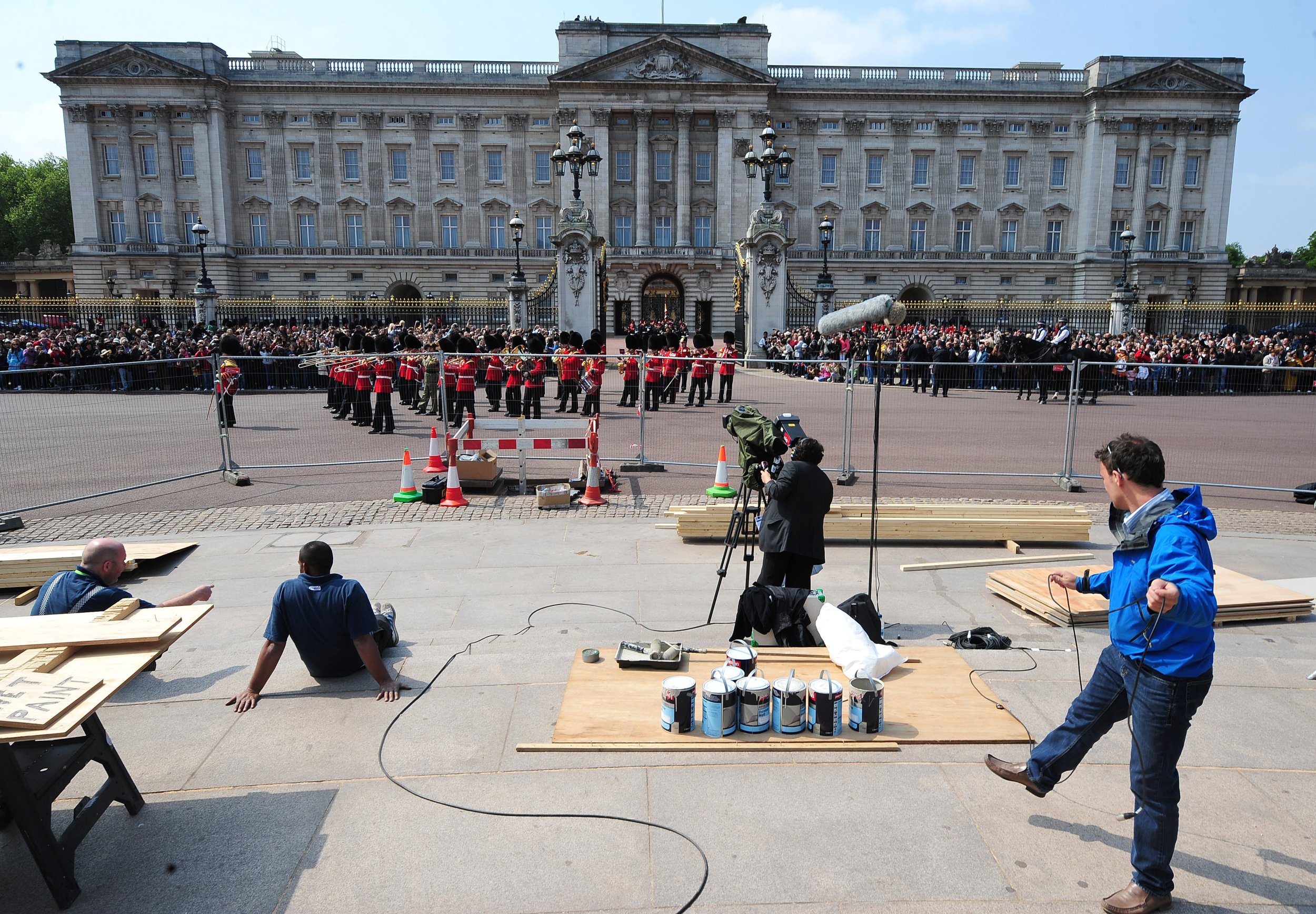 Salaries That Some Royal Family Employees Earn Each Year Salaries That Some Royal Family Employees Earn Each Year