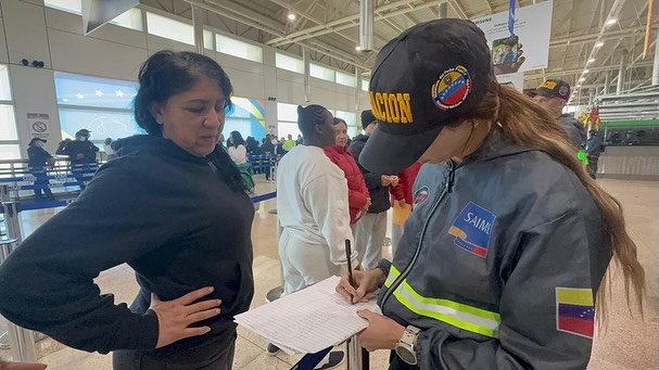 Hundreds of Venezuelans Deported From the U.S. Arrive in Caracas Even ...